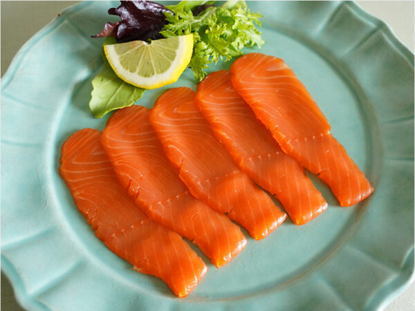 【専門店】もっちり食感「手切り」スモークサーモンに感動！ 食べ方レシピ、特徴も解説 | 三越伊勢丹の食メディア | FOODIE（フーディー）